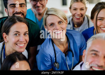 Portrait of happy doctors, nurses and other medical staff clapping in hospital Stock Photo - Alamy