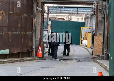 Brooklyn, NY, USA. 8th Dec, 2022. NYPD with ambulance at jail. (Credit ...