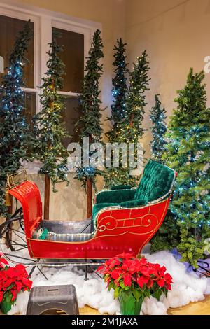 Oklahoma, DEC 10 2022 - Interior view of an antique car store Stock ...
