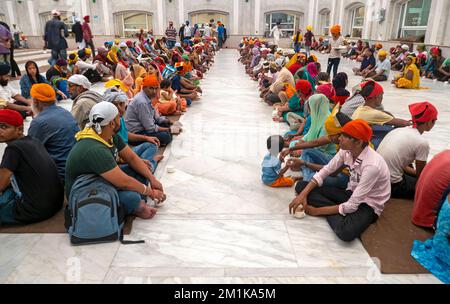 Langar , free food , Sikh Gurudwara community kitchen , Ghatkopar ...