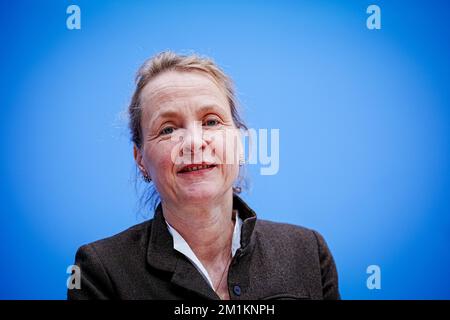 Berlin, Germany. 13th Dec, 2022. Prelate Anne Gidion (l), Protestant ...
