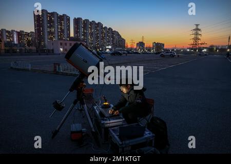 Beijing, China. 4th Dec, 2022. Liu Boyang installs and adjusts ...