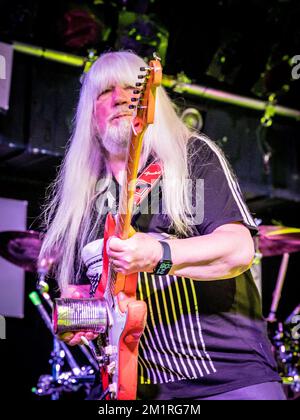 Andy Scott on guitar & vocals Stock Photo - Alamy