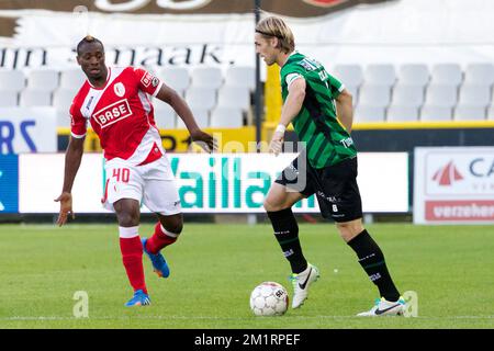 Cercle's Hans Cornelis and Standard's Paul-Jose Mpoku Ebunge fight for ...