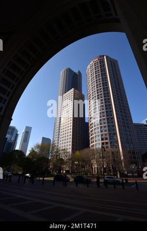 One International Place seen through Arch at Rowes Wharf, Financial ...