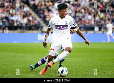 Genk's Leon Bailey and Anderlecht's Andy Najar fight for the ball ...