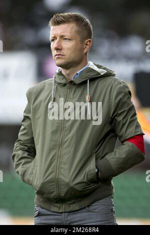 Lommel's head coach Tom Van Imschoot is pictured during a soccer game ...