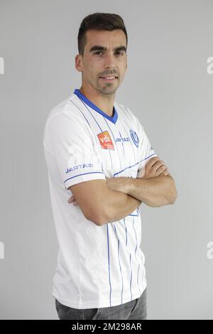 Belgian Noe Dussenne poses for the photographer at his new club, first ...