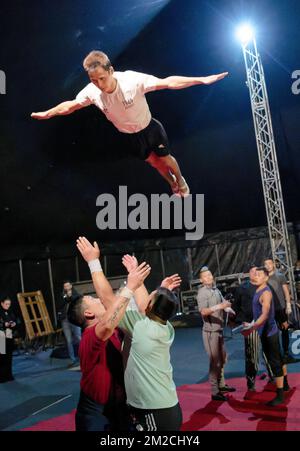 Duisburg, Germany. 13th Dec, 2022. An artist trains on the high wire at ...