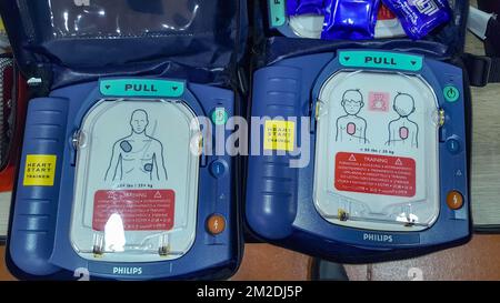 First aid training material. Defibrillator. | Matériel formation ...