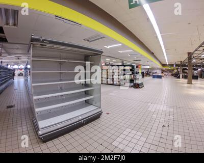 closure before transformations Carrefour Waterloo | Fermeture avant ...