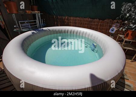 Inflatable jacuzzi | Jacuzzi gonflable 23/07/2018 Stock Photo - Alamy