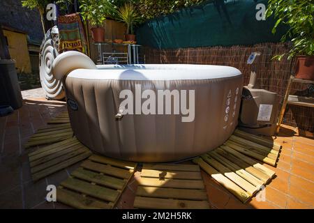 Inflatable jacuzzi | Jacuzzi gonflable 23/07/2018 Stock Photo - Alamy