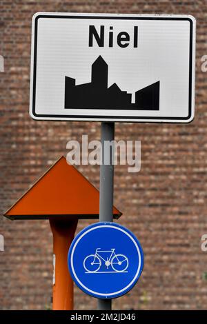 Illustration shows the name of the Niel municipality on a road sign ...