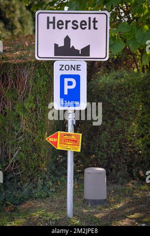 Illustration shows the name of the Herselt municipality on a road sign ...