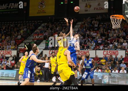Oostende's Thompson Shevon scores a goal during the basketball match ...