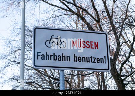 Schild Radfahrer müssen die Fahrbahn benutzen Stock Photo - Alamy