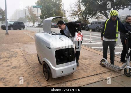 An autonomous delivery vehicle made by Austin-based Refraction AI ...