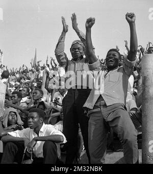 19600701 - LEOPOLDVILLE, CONGO: A crowd of Congolese people watch the ...