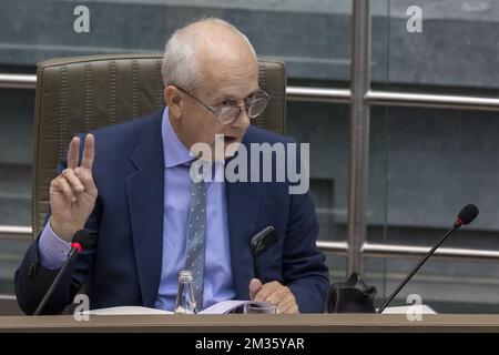 Department Environment secretary-general Peter Cabus takes the oath ...