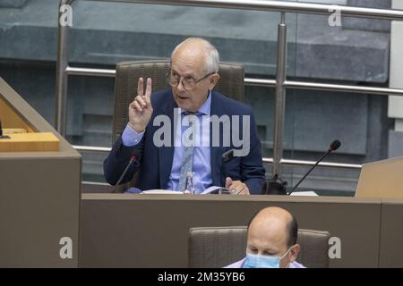 Department Environment secretary-general Peter Cabus takes the oath ...