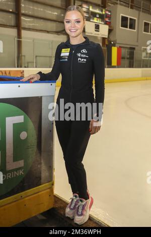 Figure skater Loena Hendrickx poses for the photographer at the senior ...