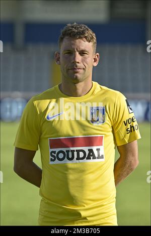 Westerlo's Lukas Van Eeno poses for the photographer with the 'D1B ...
