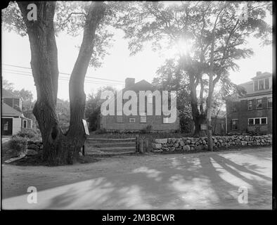 House built by William Harlow in 1677 of timber from the old fort ...