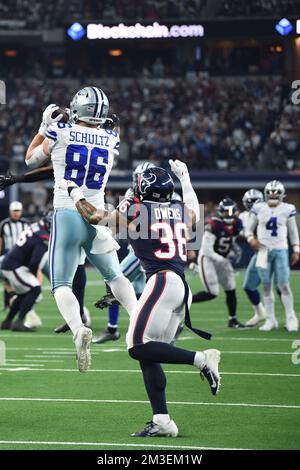 Houston Texans tight end Dalton Schultz arrives for the NFL football ...
