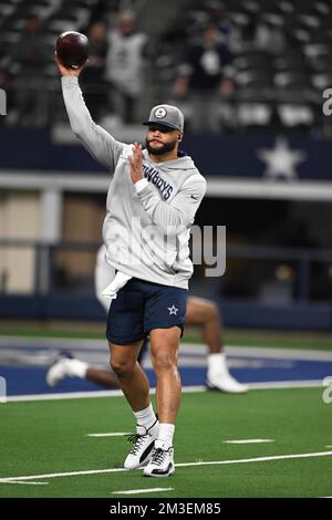 Dallas Cowboys quarterback Dak Prescott (4) warms up prior to an NFL ...