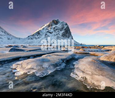 Breathtaking winter scenery on Uttakleiv beach at morning. Popular ...