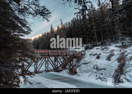 Lake Minnewanka Panorama Winter Stock Photo - Alamy