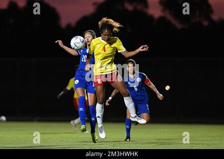 Lucy Maino (L) of Papua New Guinea team and Katrina Jacqueline Guillou ...