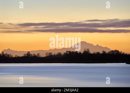 Fraser River Tranquil Dawn. Quiet early morning sunrise on the Fraser ...