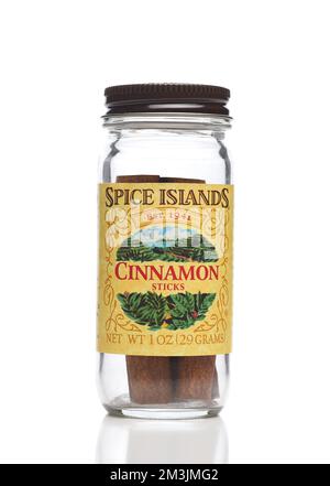 Cinnamon sticks with label Stock Photo - Alamy