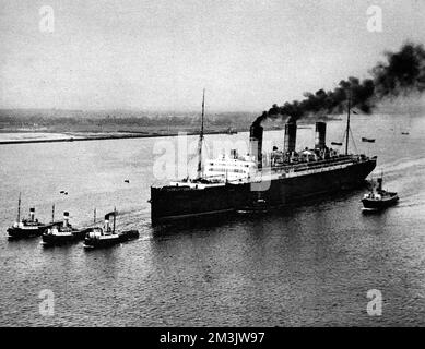 Passenger liner of the Hamburg-Amerika line, passing the Statue of ...