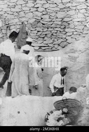 Howard Carter Lord Carnarvon and Lady Evelyn Herbert at Tutankhamen's ...