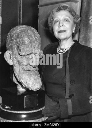 DAME EDITH MARY EVANS - English stage and film actress (1888-1976 Stock ...