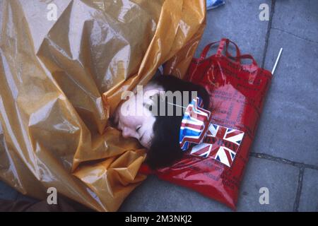 Royal wedding 1986 - sleeping spectator Stock Photo - Alamy