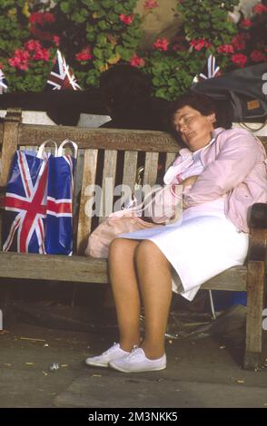 Royal Wedding 1986 - sleeping spectator Stock Photo - Alamy