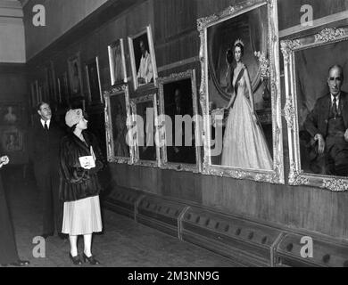 Queen Elizabeth II views exhibition gardens at the RHS Chelsea Flower ...