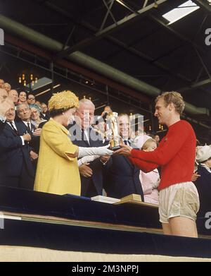 Queen Elizabeth II presents the 1966 FIFA World Cup trophy to England ...