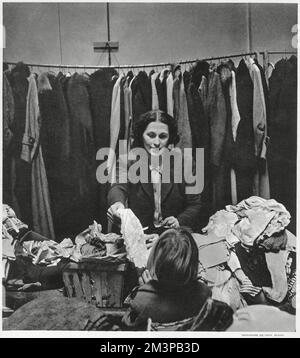 Blitz World War II WW2 Children evacuees with suitcases wearing name ...