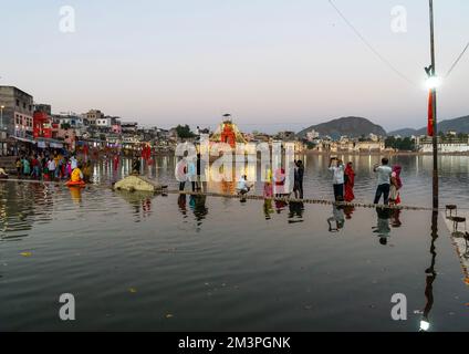 Indian pilgrims in Barhama lake and bathing ghats, Rajasthan, Pushkar ...