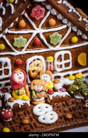 Decorated christmas gingerbread house in homely cozy atmosphere ...
