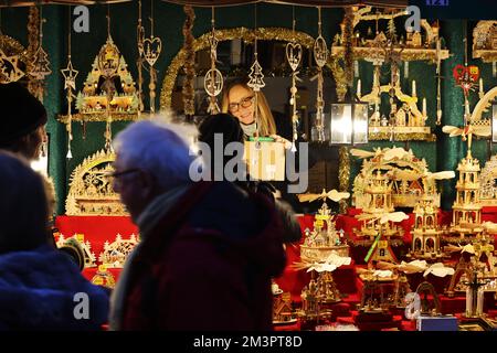 Pyramide, Holz, Christkindlmarkt, Weihnachtshaus, Marktstand ...