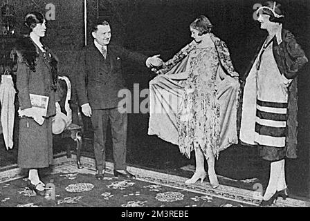 1925 - London In The Twenties Street scene in Limehouse, East London ...