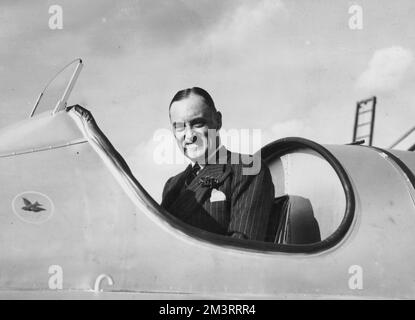 Malcolm Campbell with his Bluebird car, 1931 Stock Photo - Alamy