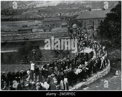 Cadeby colliery pit explosion disaster rescue party 1912 Stock Photo ...