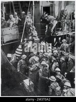 British Expeditionary Force evacuating from Dunkirk, WW2 Stock Photo ...